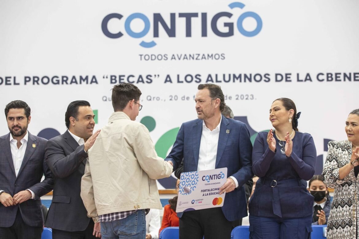 Entregan becas a estudiantes de la Normal del Estado de Querétaro ...